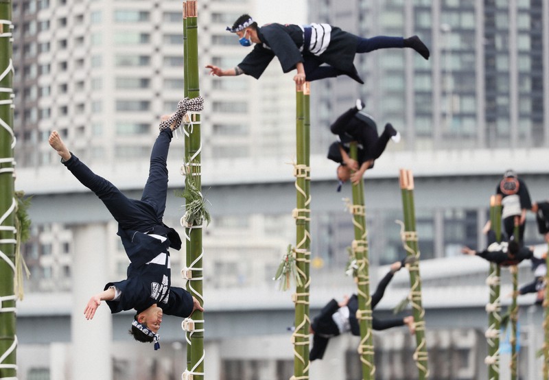 In Photos: Acrobatics, parade among acts at 1st crowd-less Tokyo Fire ...