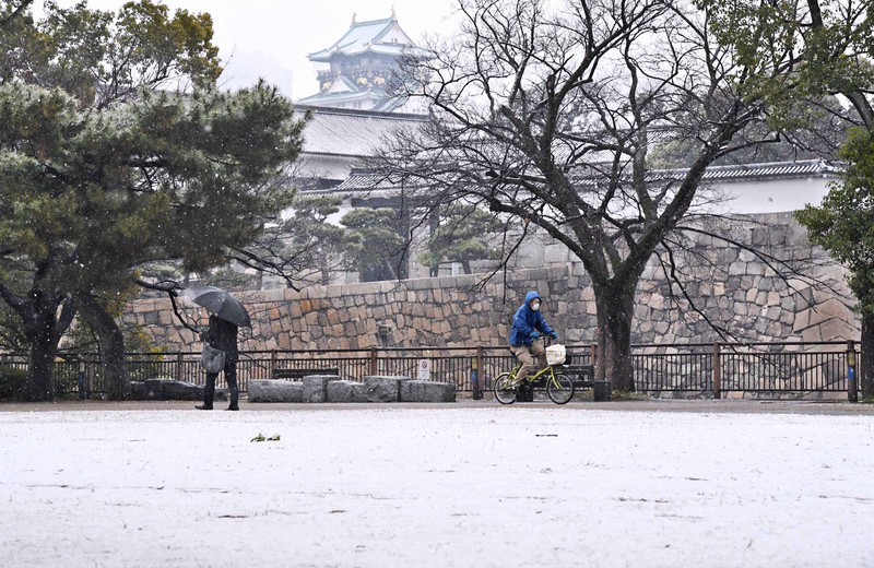 In Photos: Osaka Castle Park covered with light layer of snow - The ...