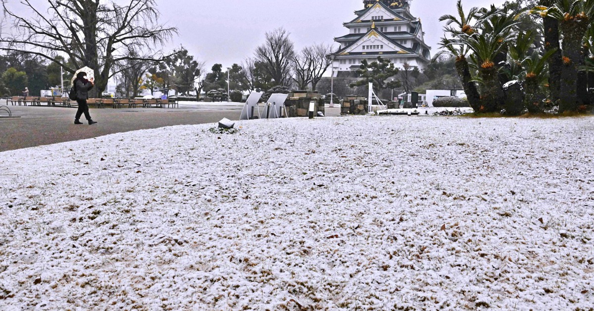 Snow falls in western Japan, Osaka Castle covered by light dusting ...