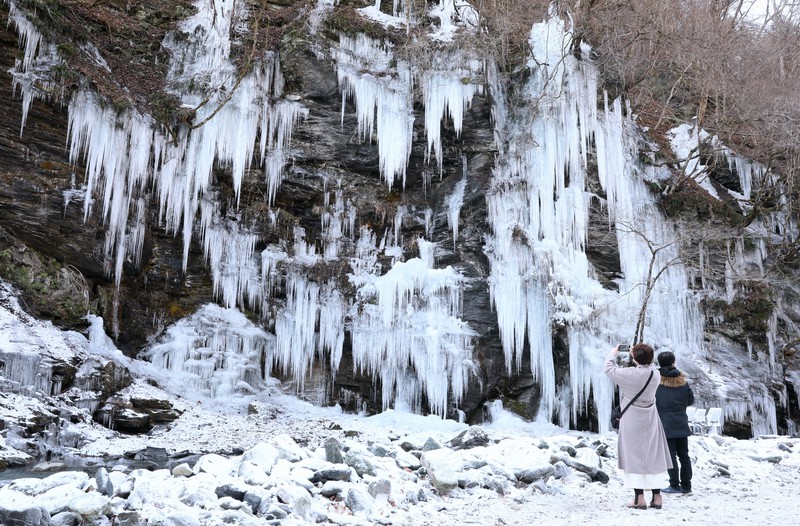 Cold winter brings prime icicle viewing season ahead near Tokyo - The ...