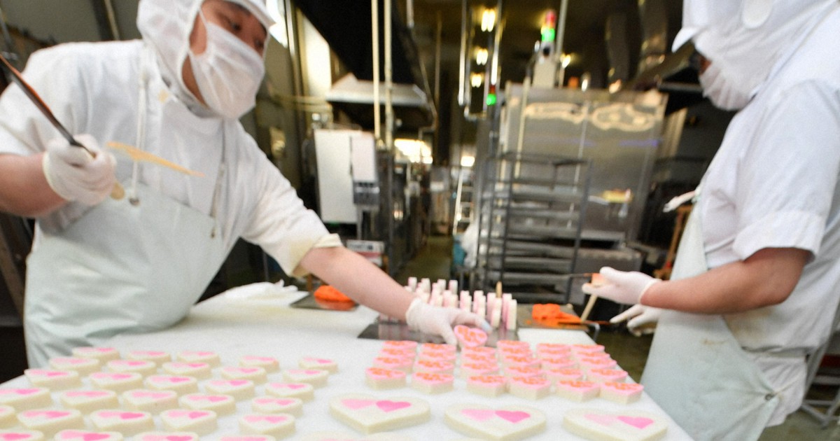 Japan Photo Journal: Heart-shaped fish cake production in full swing ...