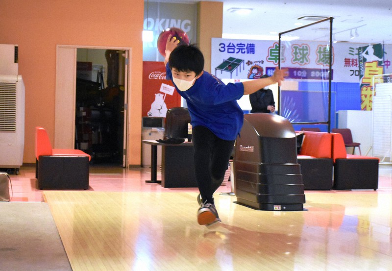 Japanese boy, 10, aims to go pro after debut win at nat'l bowling ...