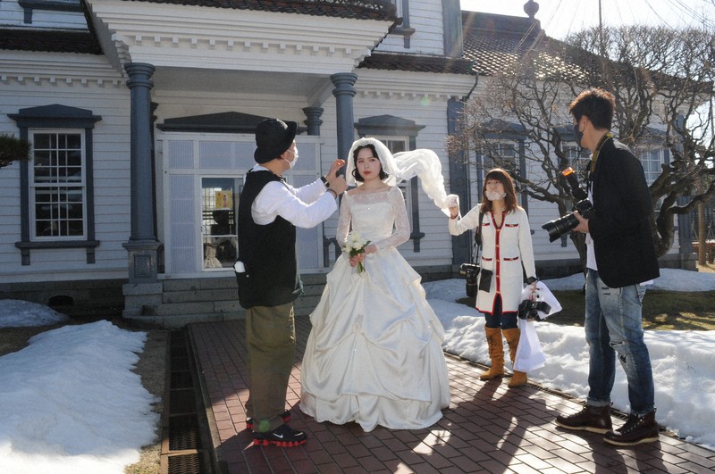 Teens' handcrafted dresses create graduation photo op at Japan site ...