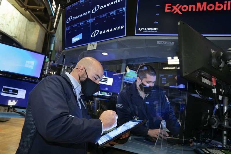 Stocks end wobbly day mostly lower; natural gas prices surge - The Mainichi