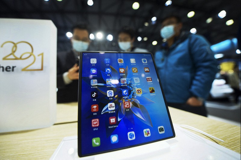 Huawei unveils flagship foldable smartphone for China market - The Mainichi