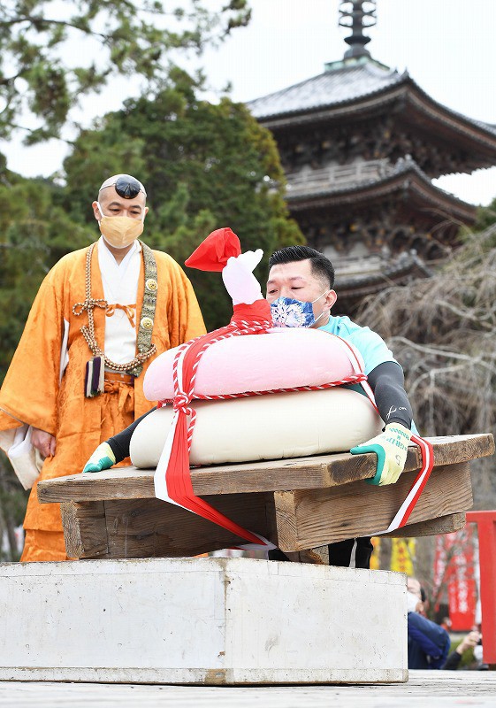 In Photos: Huge rice cakes lifted up to raise spirits at world heritage ...