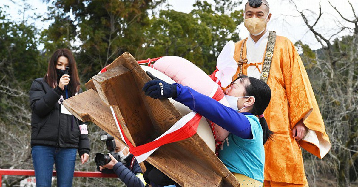 In Photos: Huge rice cakes lifted up to raise spirits at world heritage ...