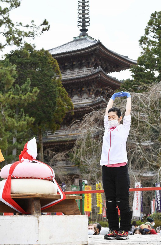 In Photos: Huge rice cakes lifted up to raise spirits at world heritage ...