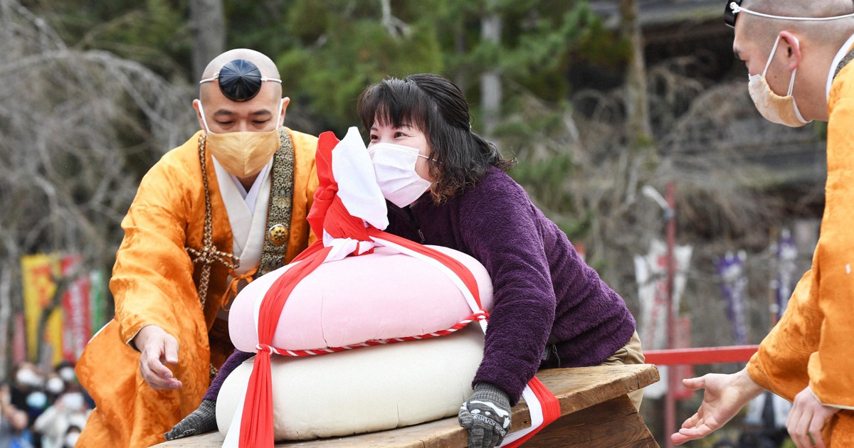 150 and 90 kg hauls: Men, women attempt giant rice cake deadlifts at ...