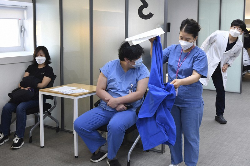 Asia Today: S. Korea allows workers to squeeze extra doses - The Mainichi