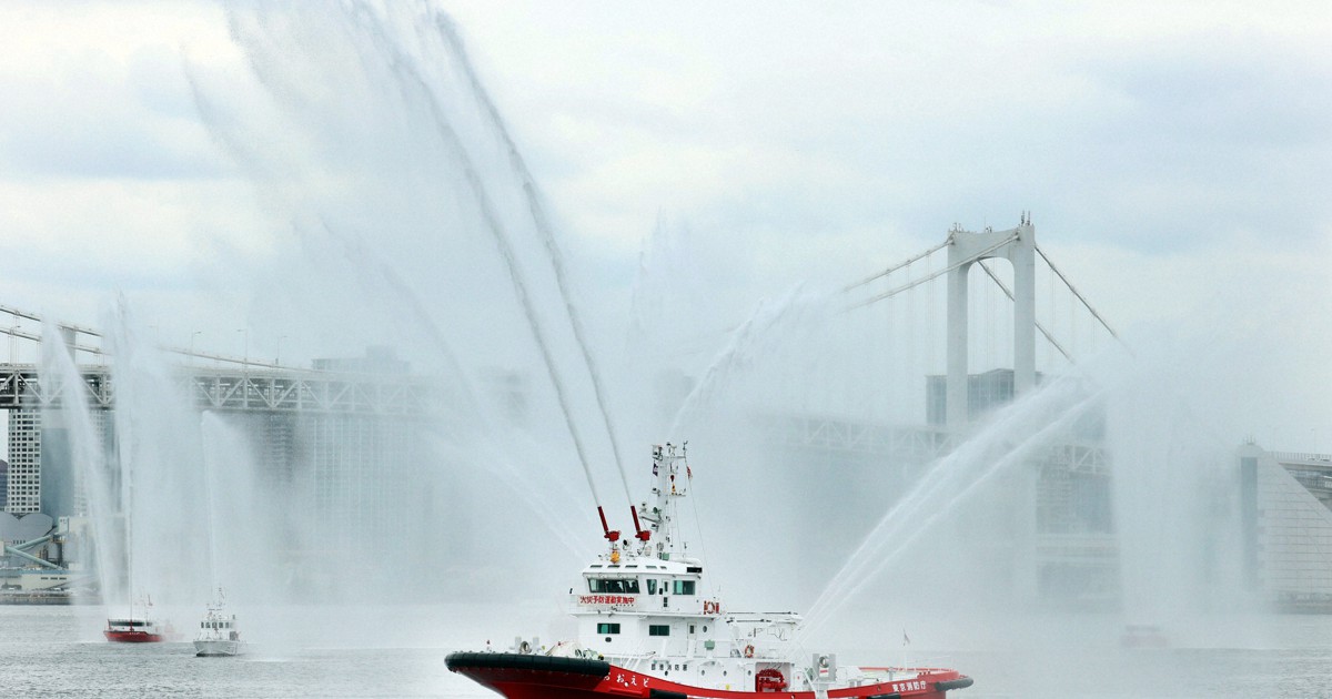 20 Japan fire departments spray water together to thank those battling ...