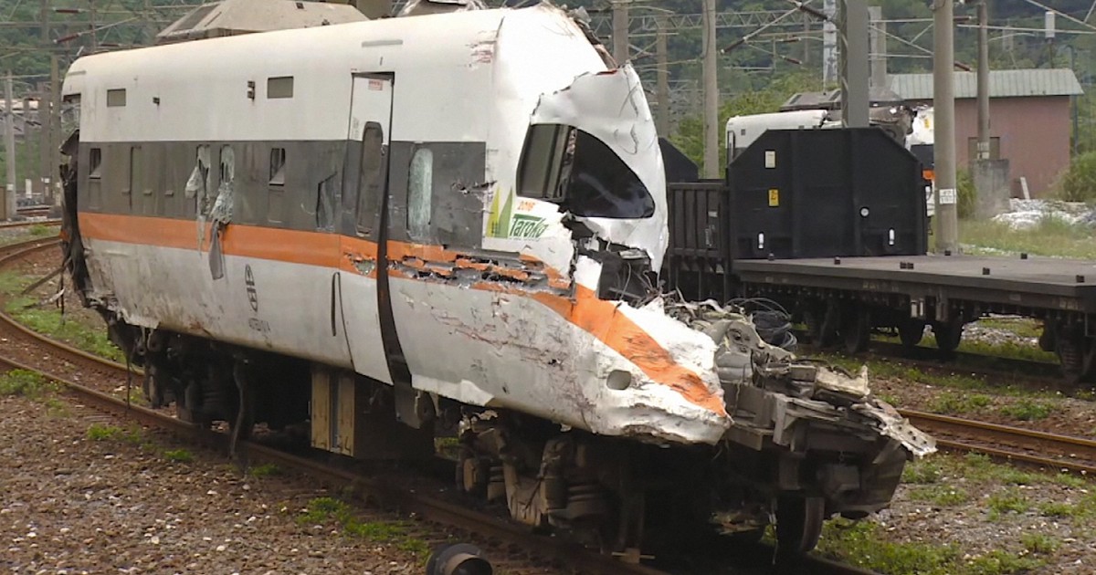Workers clear last train from deadly crash site in Taiwan - The Mainichi