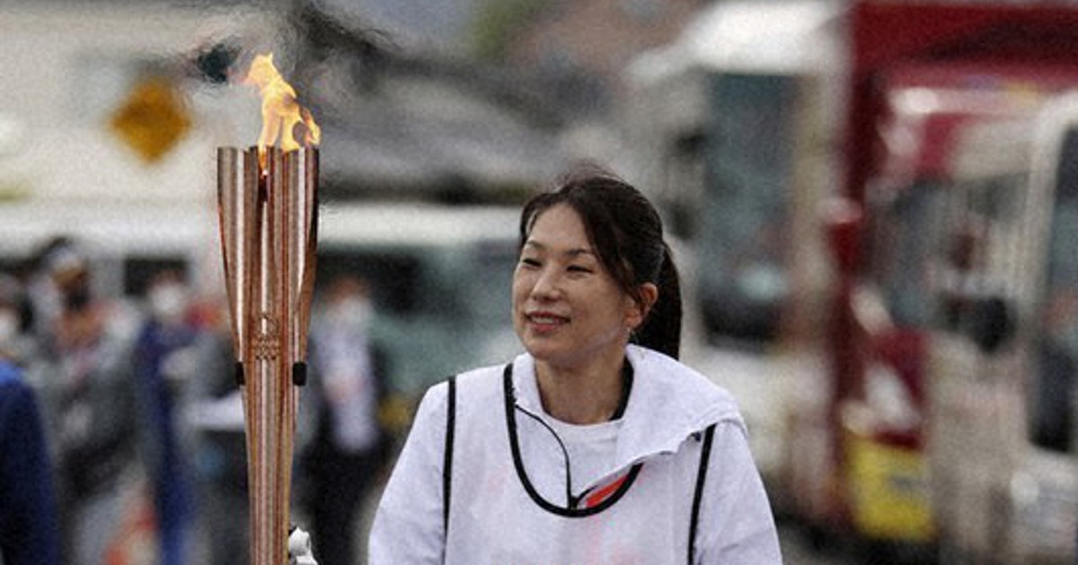 109-yr-old Olympic torch bearer in Japan completes relay leg - The Mainichi