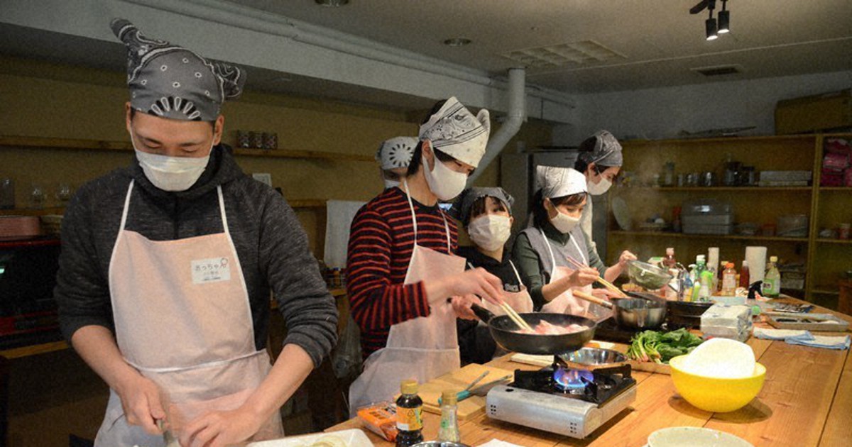 Japanese and foreign univ. students cook together as part of Kyushu ...