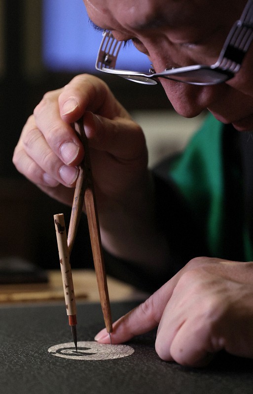 In Photos: Craftsmen strive to protect 'kamon' family crest for modern ...