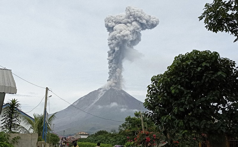 Indonesia's Sinabung spews column of volcanic ash into sky - The Mainichi