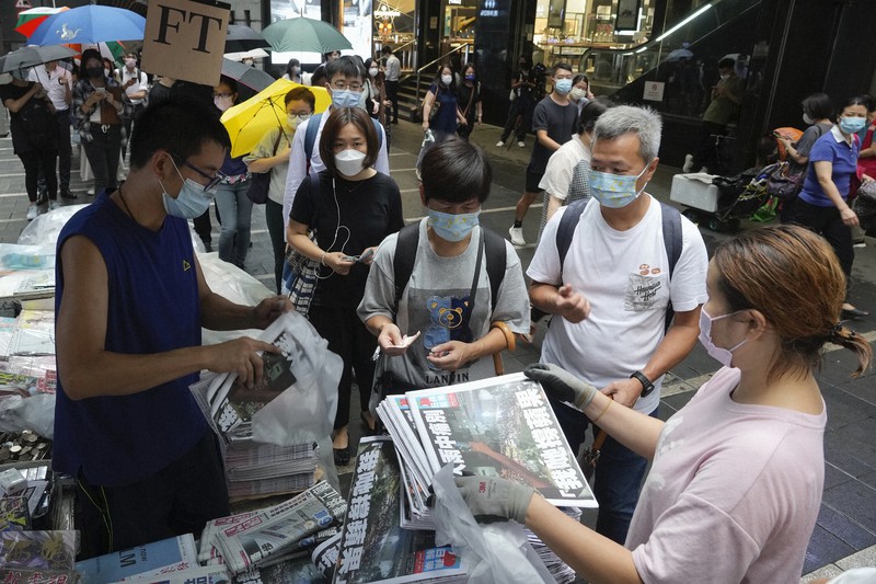 Last Apple Daily newspaper edition sold out across Hong Kong - The Mainichi