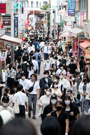 Crowds swell on Tokyo streets on 1st weekend after state of emergency ...
