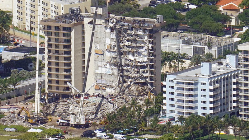 Families of the missing visit site of Florida condo collapse - The Mainichi
