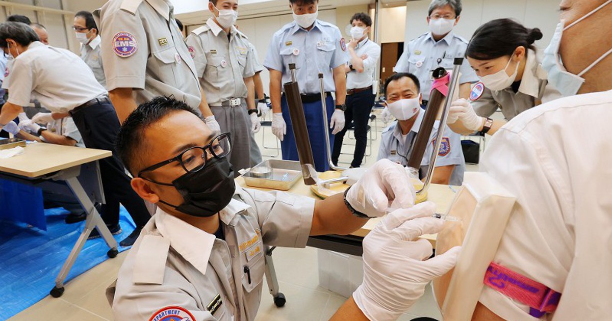 In Photos: Paramedics in east Japan city undergo training to give COVID ...