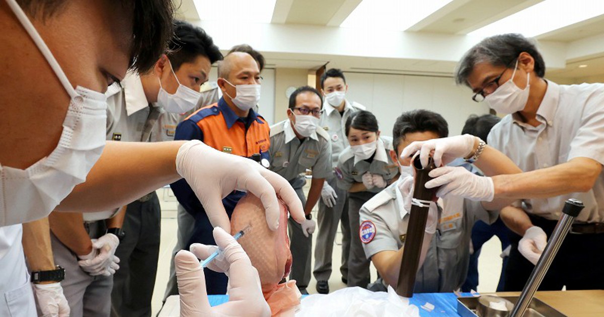 In Photos: Paramedics in east Japan city undergo training to give COVID ...