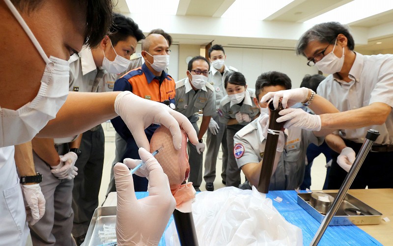 In Photos: Paramedics in east Japan city undergo training to give COVID ...