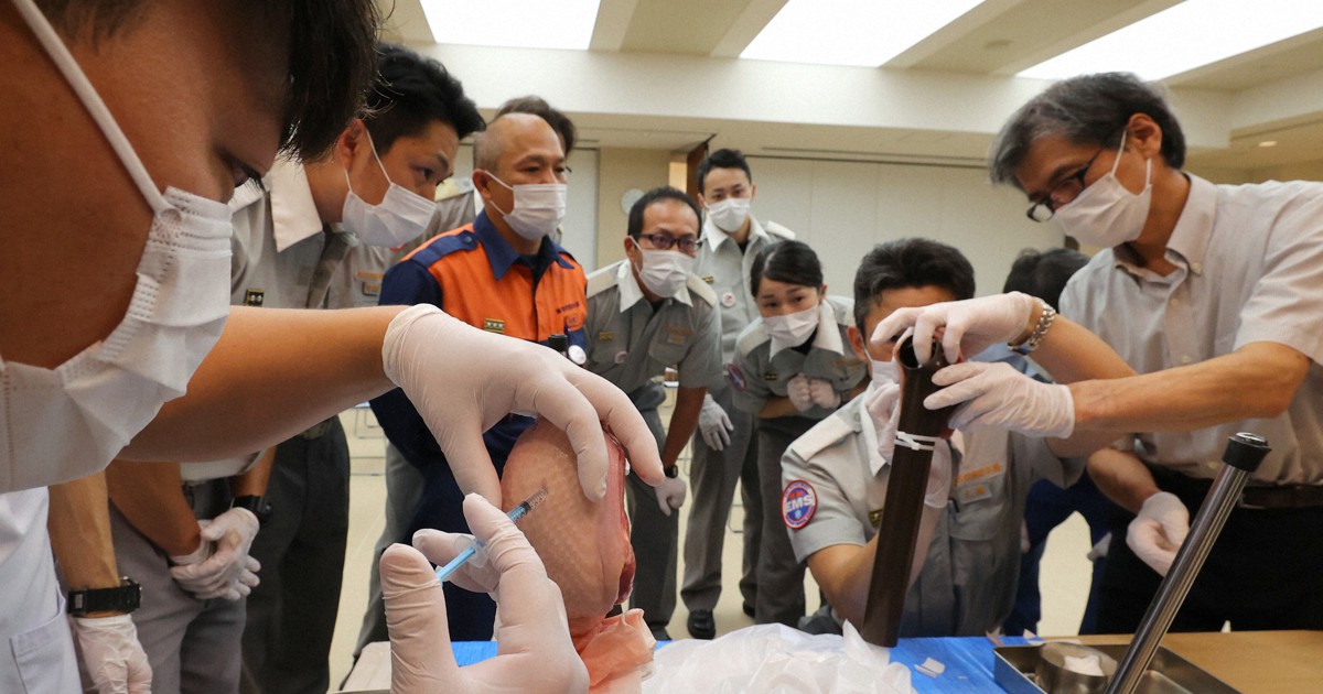 Vaccination training for emergency medical service staff held in city ...