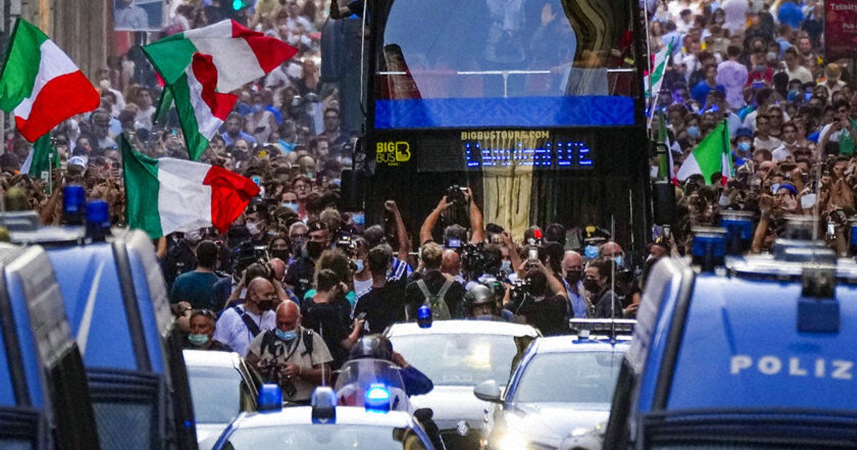 Italy erupts as Europe's soccer champions come home to Rome - The Mainichi