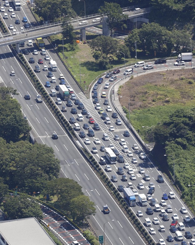 40-km traffic jam clogs expressway out of Tokyo at start of holiday ...