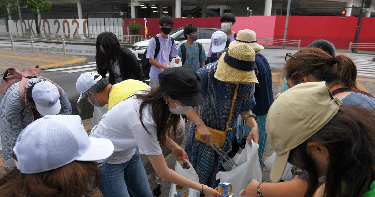 Tokyo residents collect trash around Olympic stadium to give world warm ...