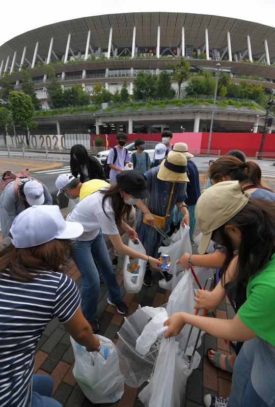Tokyo residents collect trash around Olympic stadium to give world warm ...