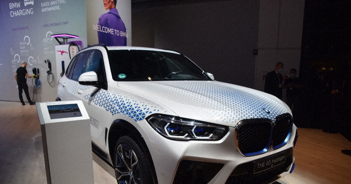 BMW、FCVを初公開 来年後半発売 トヨタと燃料電池共同開発 | 毎日新聞