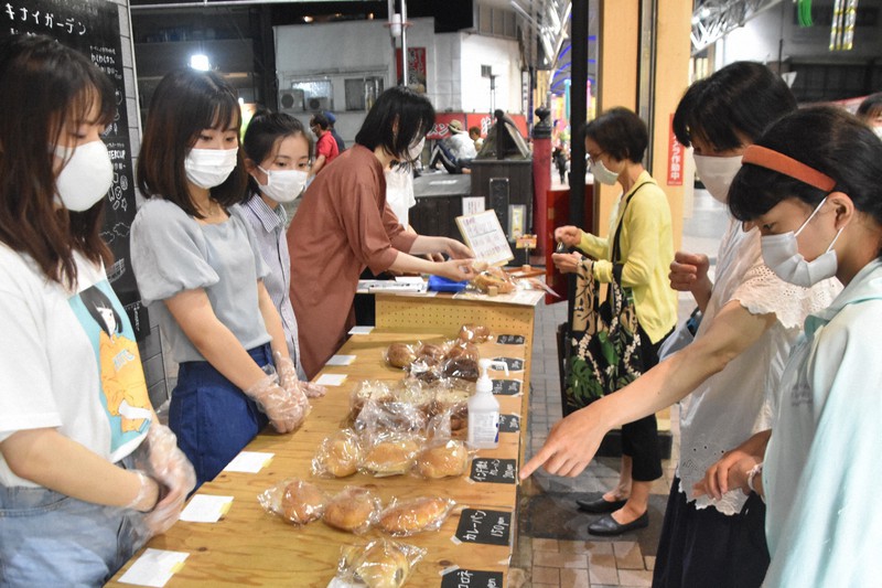 High school students in Yokohama open three-day bakery to support the ...
