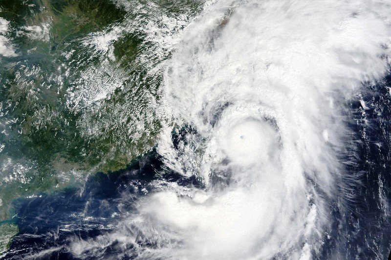 Shanghai cuts transport as Typhoon Chanthu moves up coast - The Mainichi