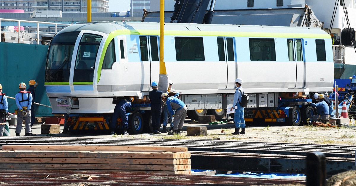 Hitachi's new train for Fukuoka subway arrives at Hakata port ahead of ...