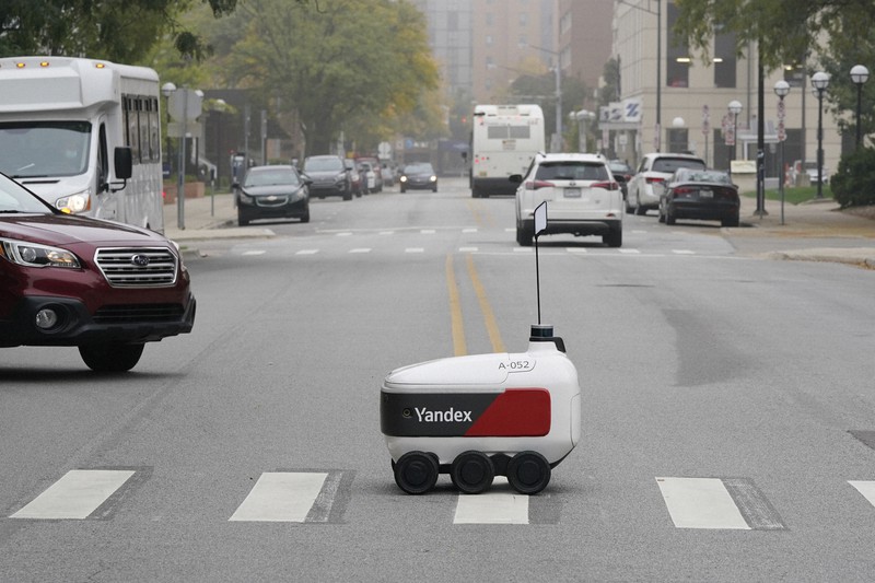 Robots hit the streets as demand for food delivery grows - The Mainichi