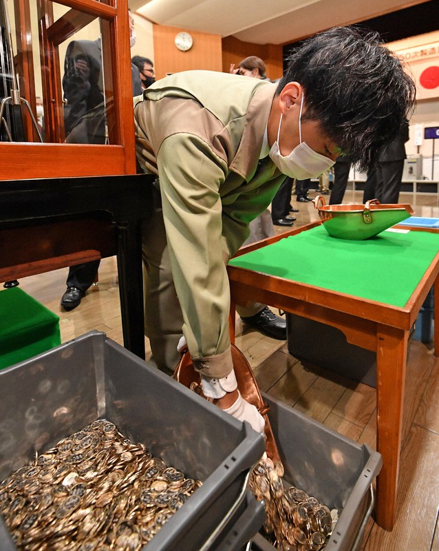 Japan Mint verifies all new 500-yen coins meet weight standards during ...