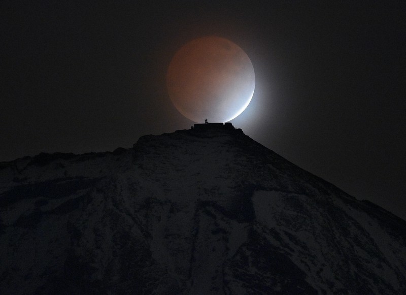 Japan Photo Journal: Rare copper moon rises above Mt. Fuji during ...