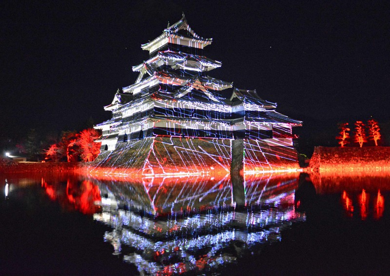 Japan Photo Journal: Laser beam light show illuminates Matsumoto Castle ...