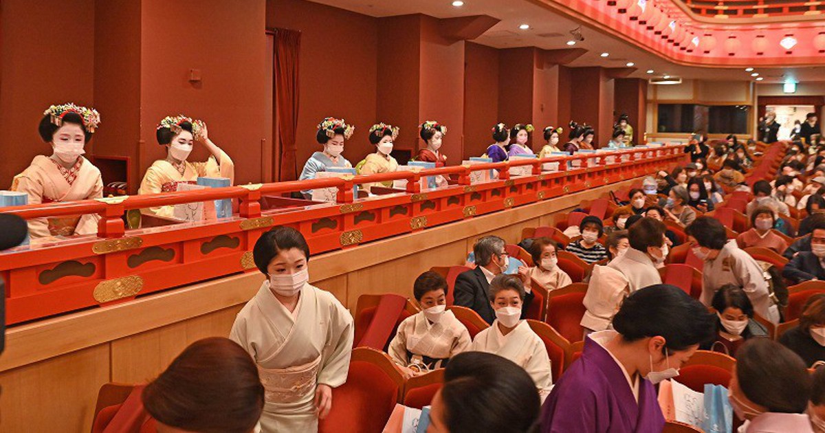In Photos: Geiko, maiko wear masks while watching special Kabuki show ...