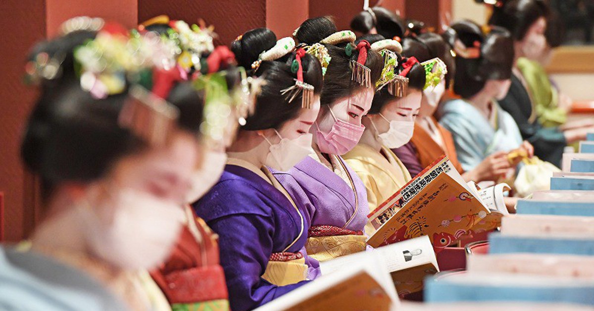 In Photos: Geiko, maiko wear masks while watching special Kabuki show ...