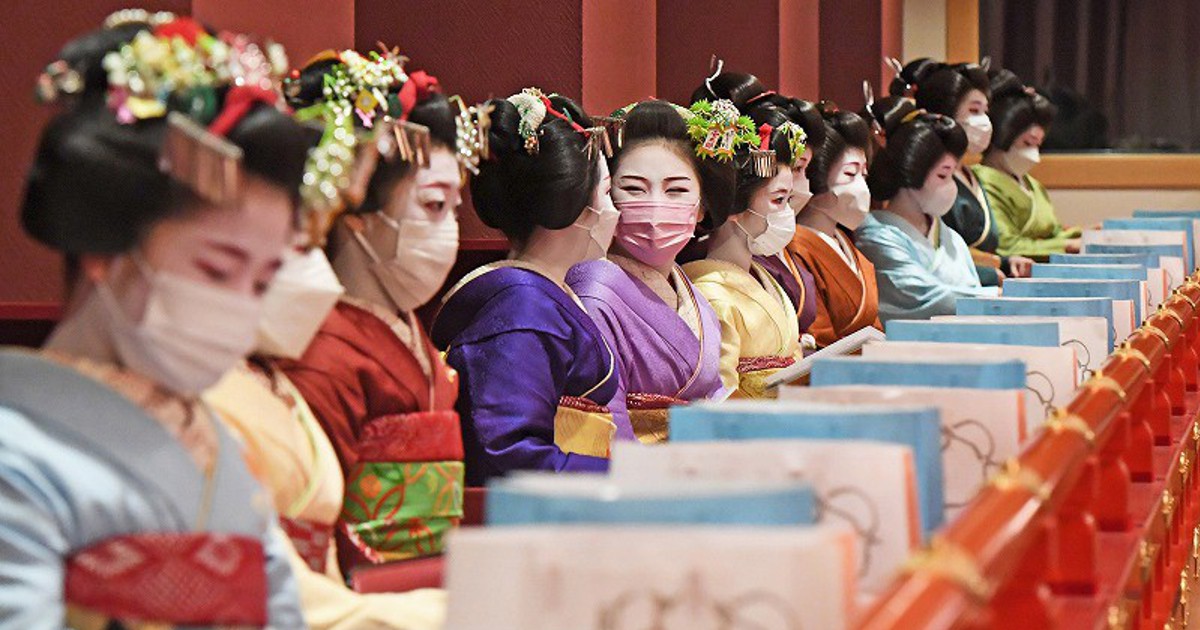 In Photos: Geiko, maiko wear masks while watching special Kabuki show ...