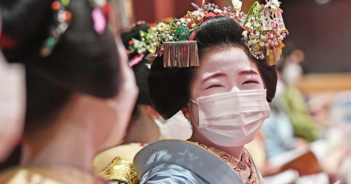 In Photos: Geiko, maiko wear masks while watching special Kabuki show ...