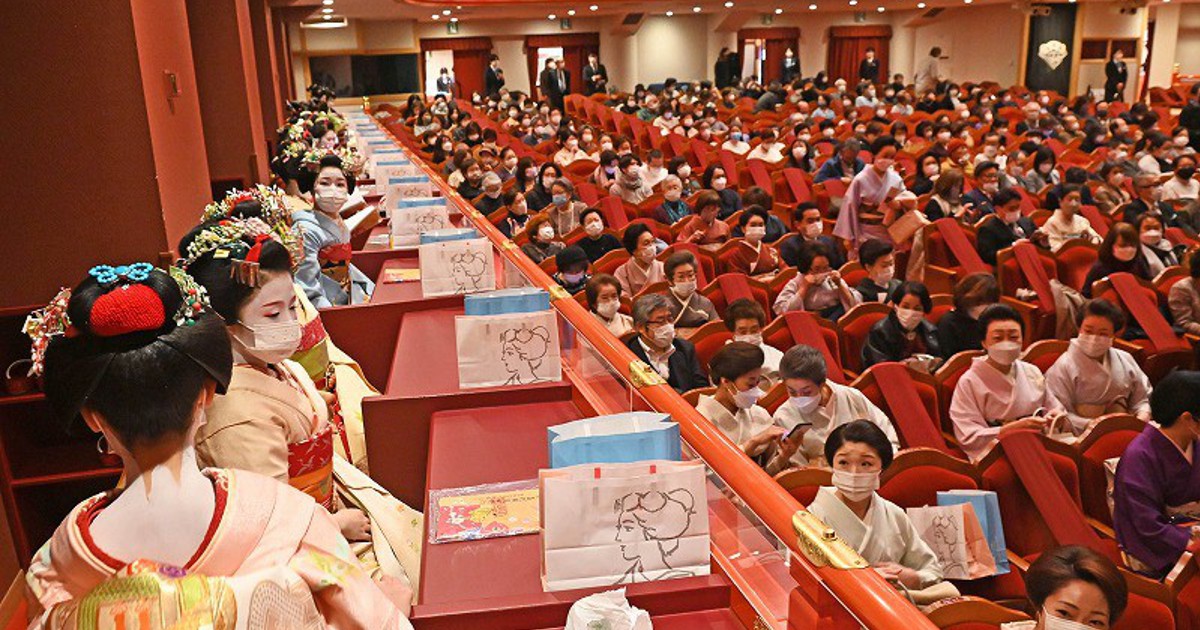 In Photos: Geiko, maiko wear masks while watching special Kabuki show ...