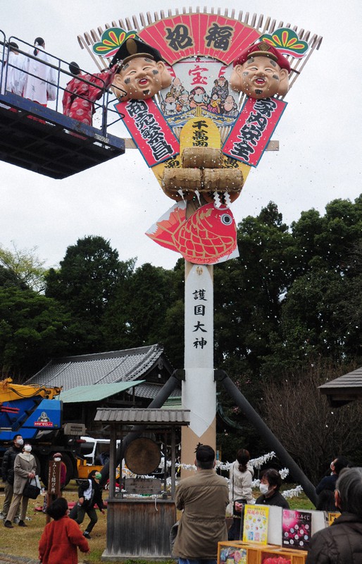 Giant good-luck arrow, rake devoted to shrine in west Japan - The Mainichi