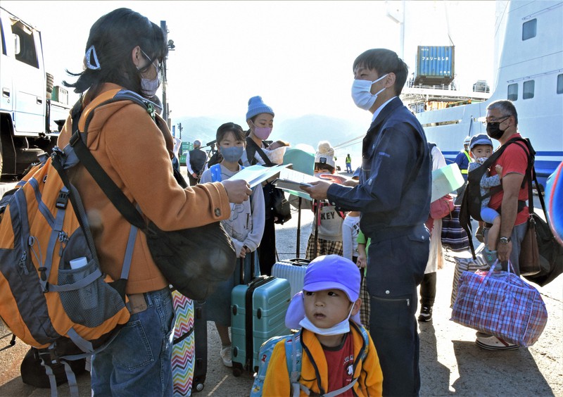 震度5強、悪石島の住民が奄美に到着 地震頻発でフェリー避難 毎日新聞 3791