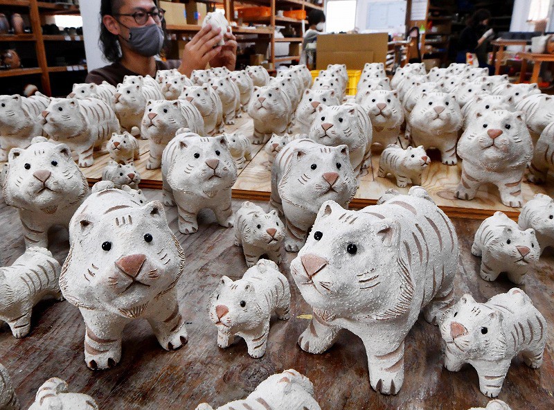 In Photos: Japanese pottery maker unleashes ceramic tigers for 2022 ...