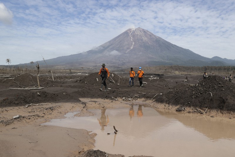 Indonesia raises Semeru volcano alert, fearing new eruption - The Mainichi