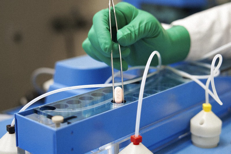 Pfizer pill becomes 1st US-authorized home COVID treatment - The Mainichi