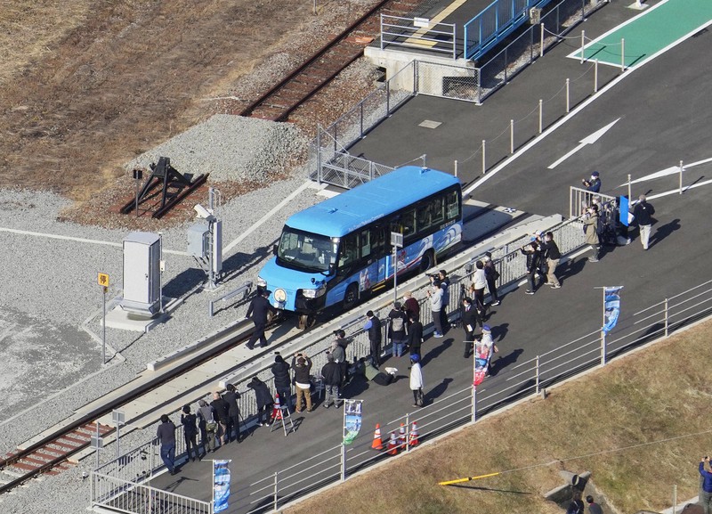 World's 1st commercially operated bus-train dual-mode vehicles launched ...